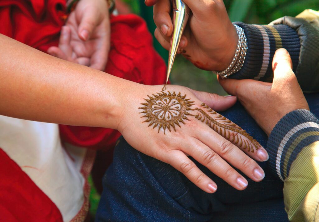 Henna jako přírodní volba barvy na vlasy, jak dlouho vydrží? ~ Účesy